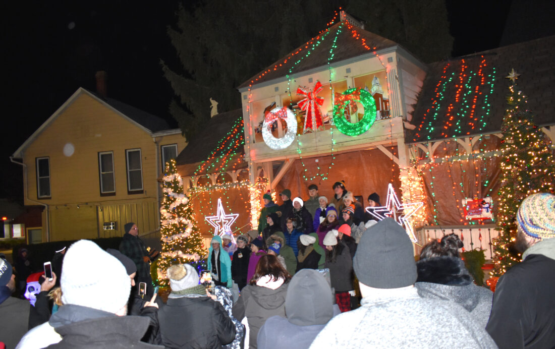 Seniors help light up Triangle Park for holiday season | News, Sports ...